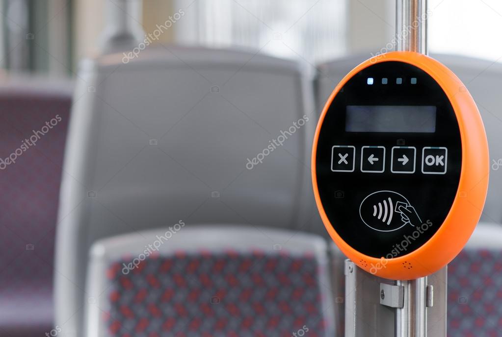 Sistema de validación de billetes en el transporte público moderno. 2024