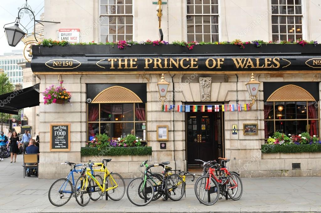 Traditional British pub – Stock Editorial Photo © lucianmilasan #58132671