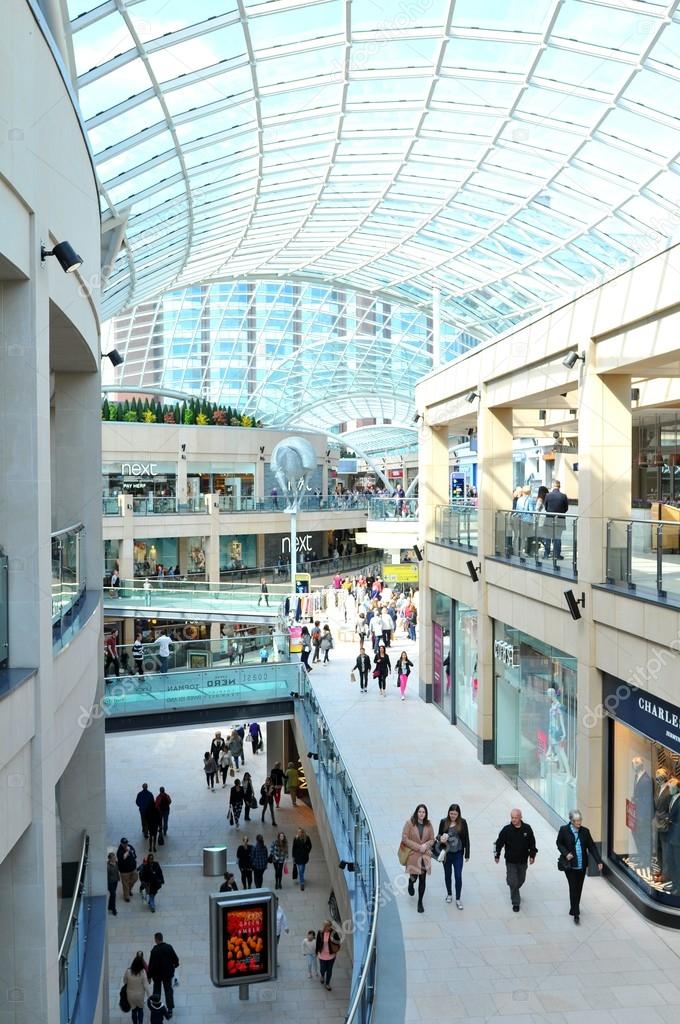 Shopping centre – Stock Editorial Photo © lucianmilasan #72389327