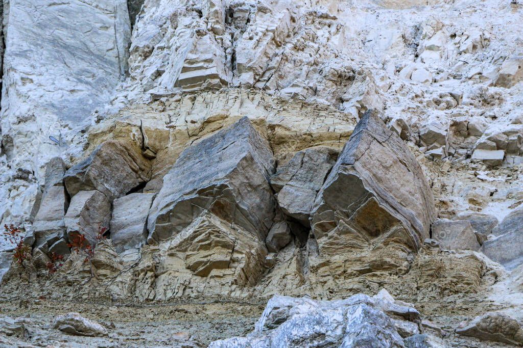 arenoso-yeso cortado de la tierra en una cantera para la extracción de ...