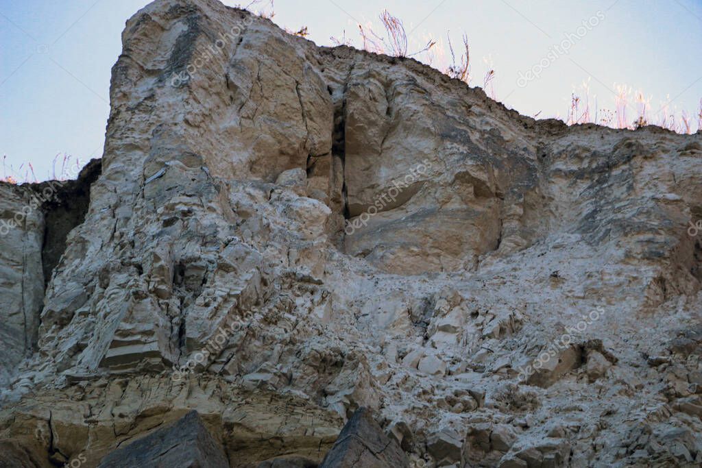 arenoso-yeso cortado de la tierra en una cantera para la extracción de ...