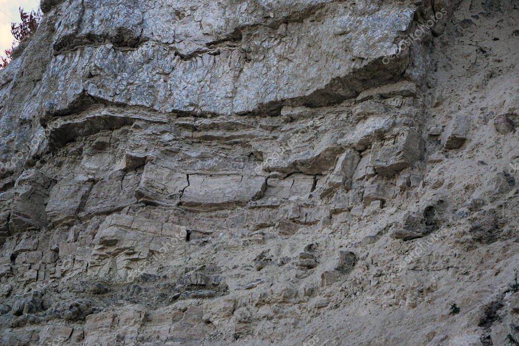 arenoso-yeso cortado de la tierra en una cantera para la extracción de ...
