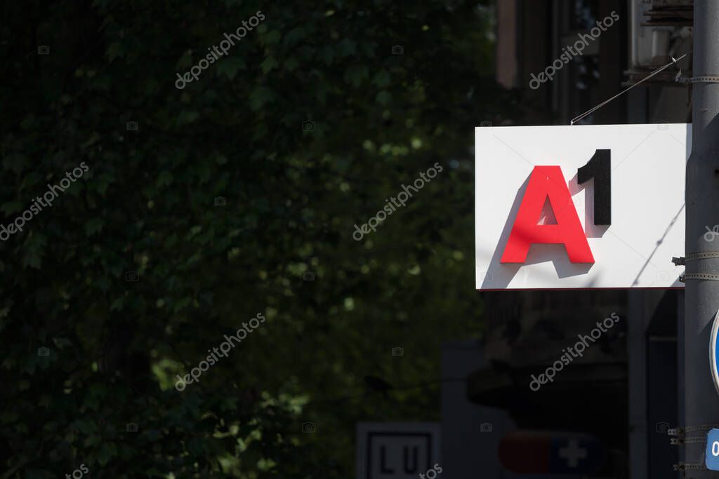 BELGRADE, SERBIA - 20 DE MAYO DE 2021: A1 telecom Logo en su tienda ...