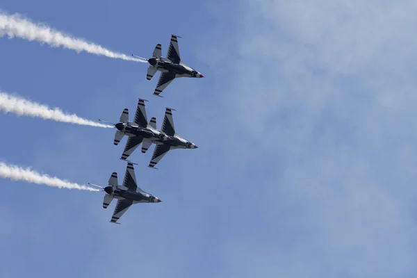 USAF Thunderbirds performing aerial stunts – Stock Editorial Photo ...