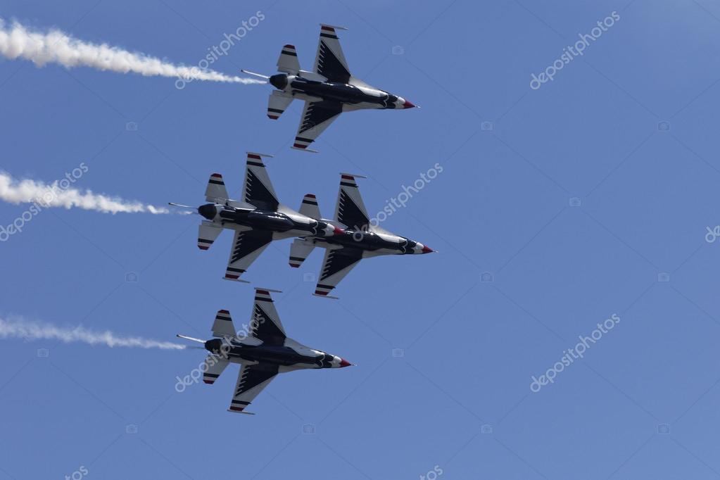 USAF Thunderbirds performing aerial stunts – Stock Editorial Photo ...