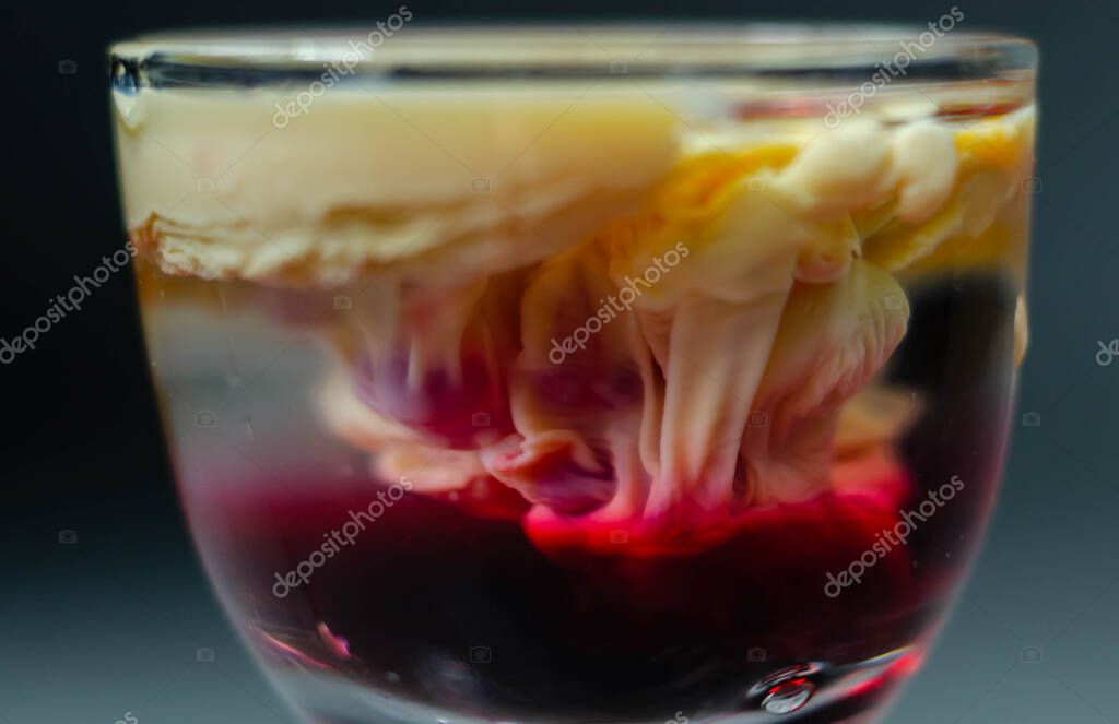 Interesante inyección de bebida a base de crema, licor y granadina ...