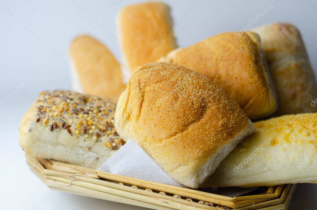 Varios tipos de pan servido en una bandeja de mimbre, deliciosos y ...