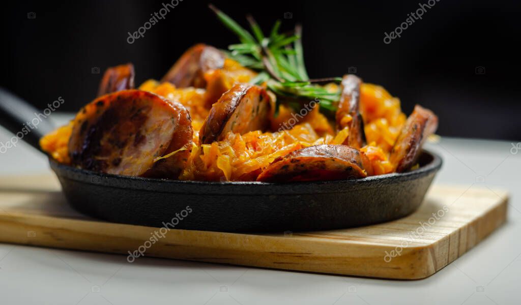 Plato tradicional polaco llamado bigos hecho de chucrut, salchichas y ...
