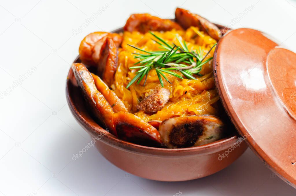 Plato tradicional polaco llamado bigos hecho de chucrut, salchichas y ...