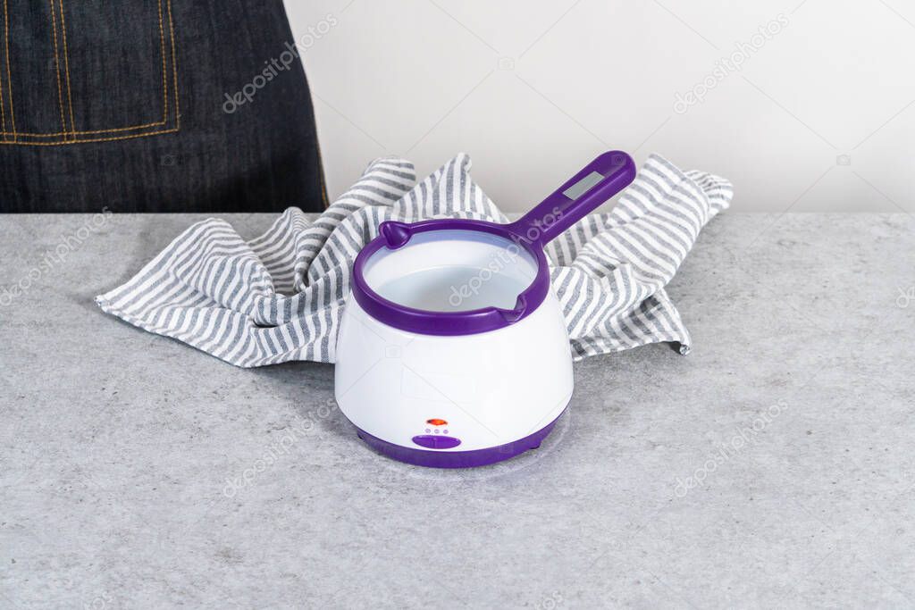 Derretimiento de chips de chocolate de color en un crisol de dulces ...