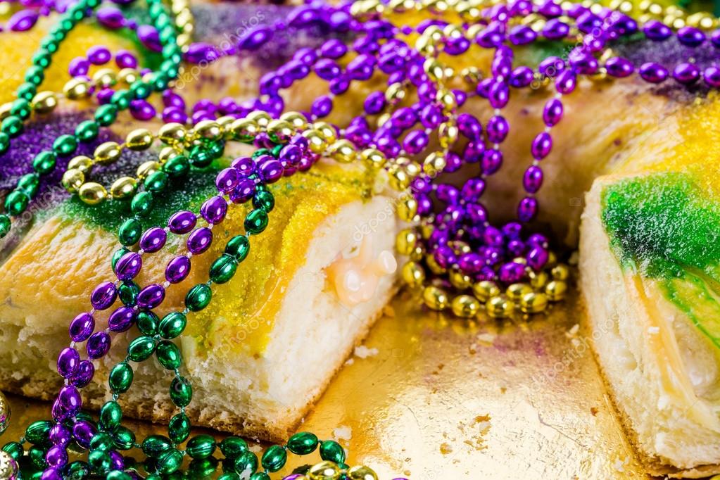 Image of mardi gras king cake | King cake at table decorated for Mardi ...