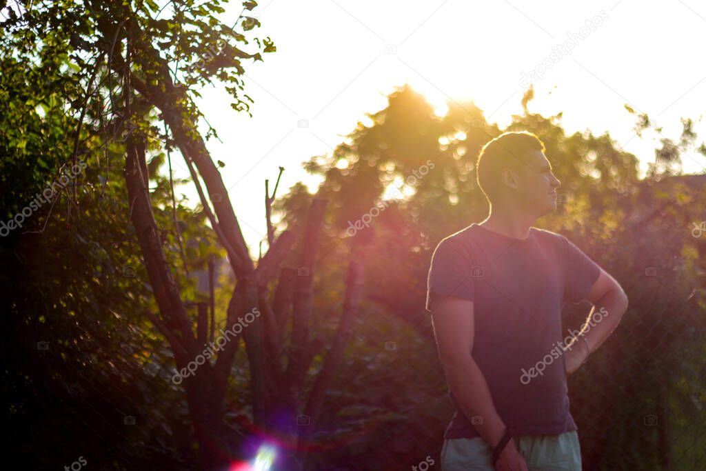 Desenfoque silueta de perfil lateral de joven confiado en el atardecer ...