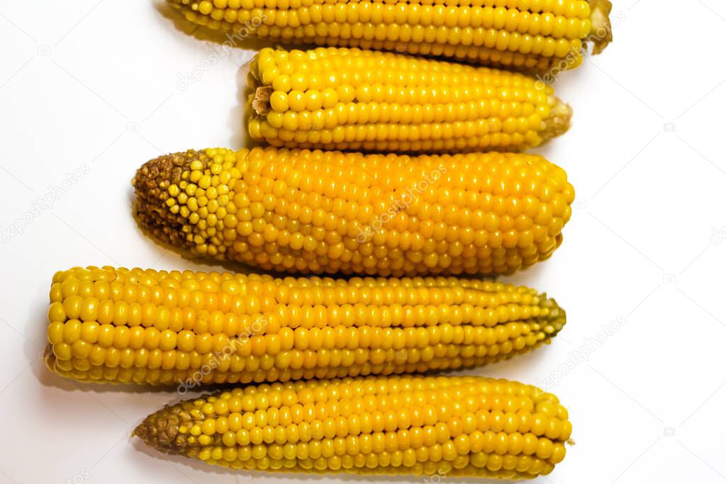 Maíz dulce amarillo cocido sobre un fondo blanco. Textura. Comida ...
