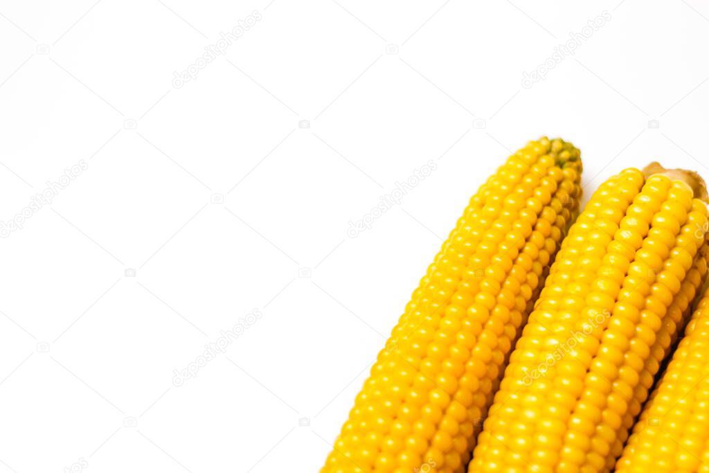 Maíz dulce amarillo cocido sobre un fondo blanco. Textura. Comida ...