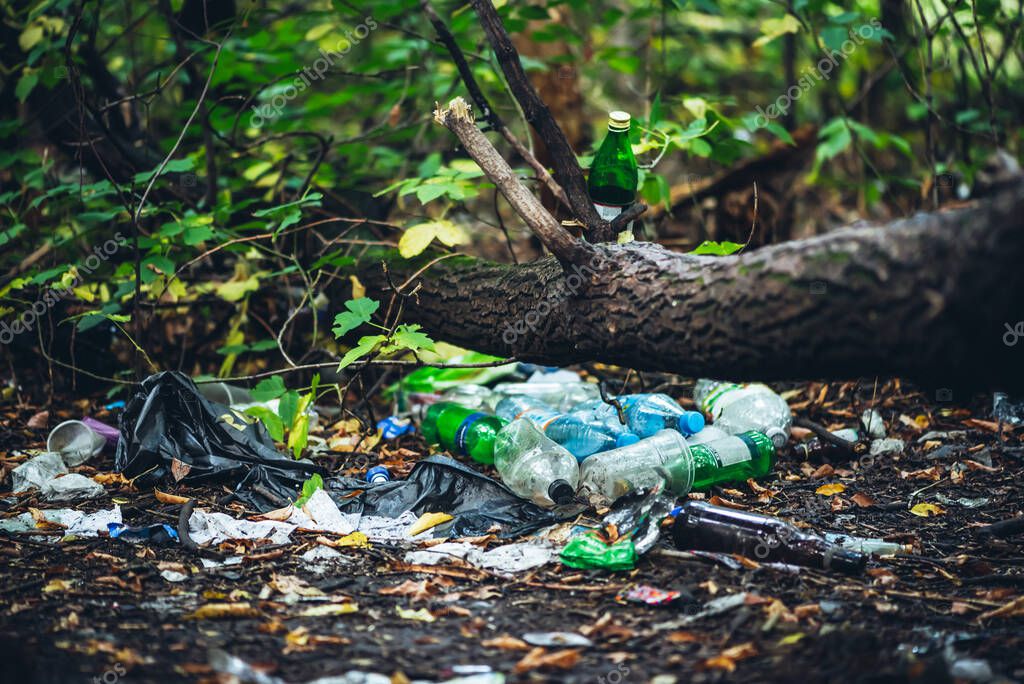 Montón de basura en el bosque entre las plantas. Plástico tóxico en la ...