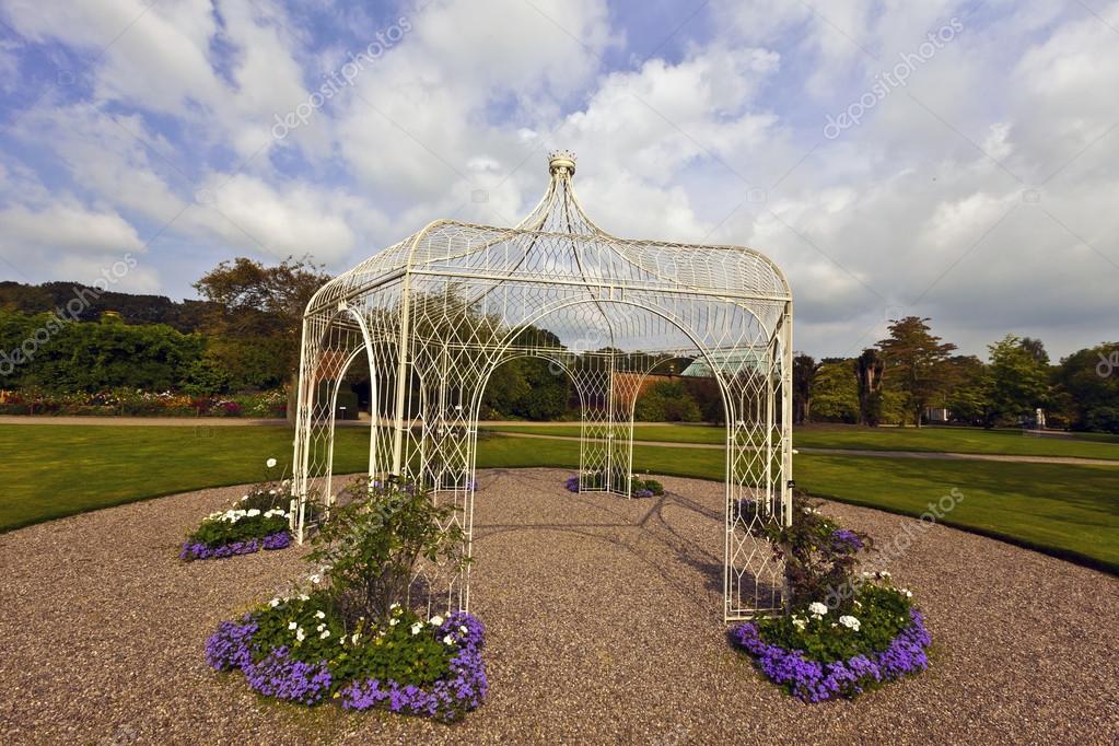 gazibo de hierro forjado blanco. 2023