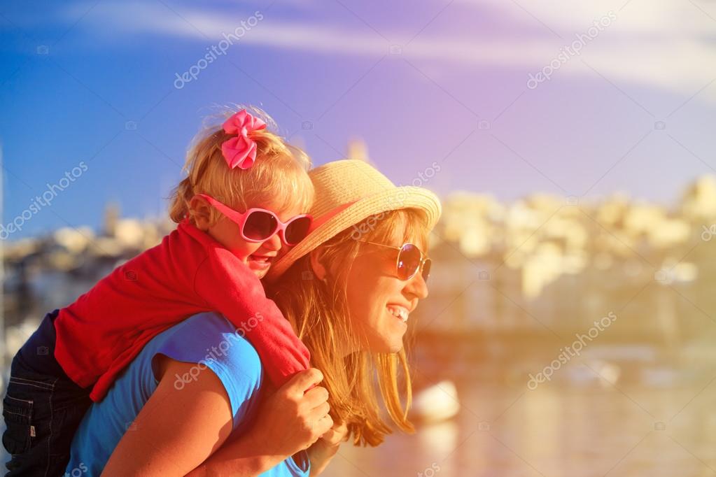 madre e hija jugando en el muelle de La Valetta, Malta 2023