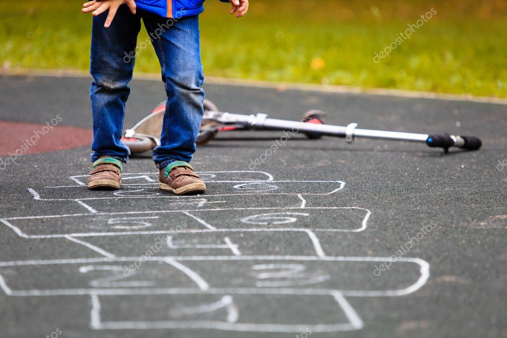 Niño jugando hopscotch en el patio al aire libre — Foto de stock ...