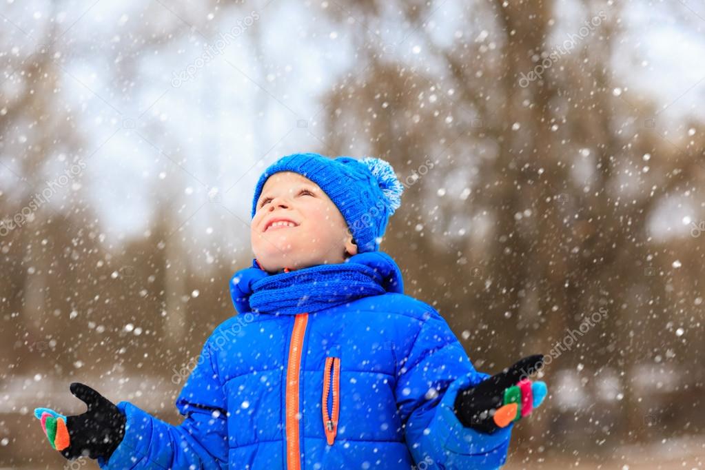 Little boy enjoy first snow in winter nature — Stock Photo ...