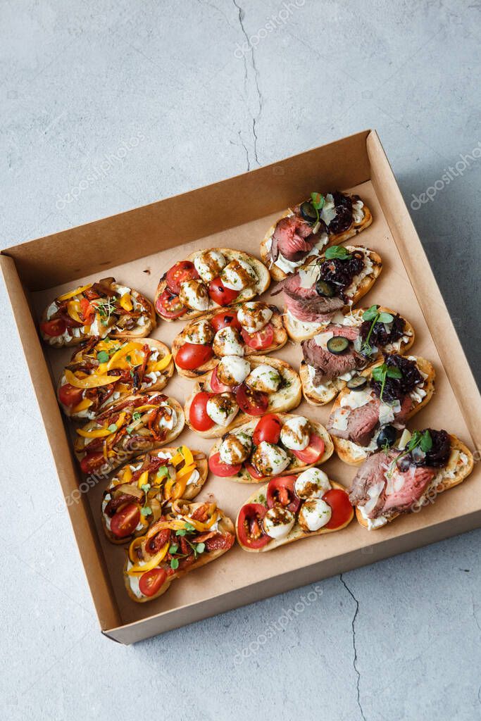 Un conjunto de snacks diferentes para una fiesta o una mesa festiva ...