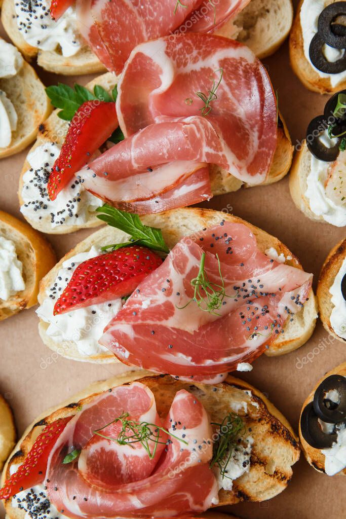 Un conjunto de snacks diferentes para una fiesta o una mesa festiva ...