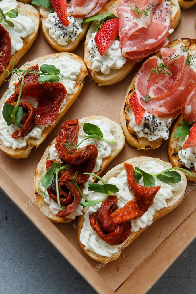 Un conjunto de snacks diferentes para una fiesta o una mesa festiva ...