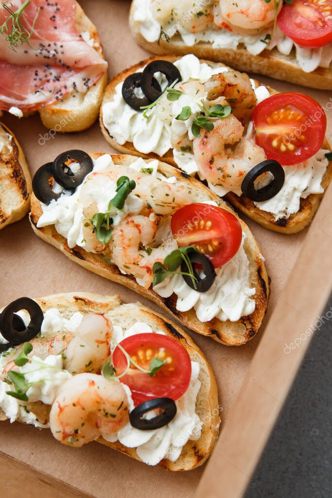 Un conjunto de snacks diferentes para una fiesta o una mesa festiva ...
