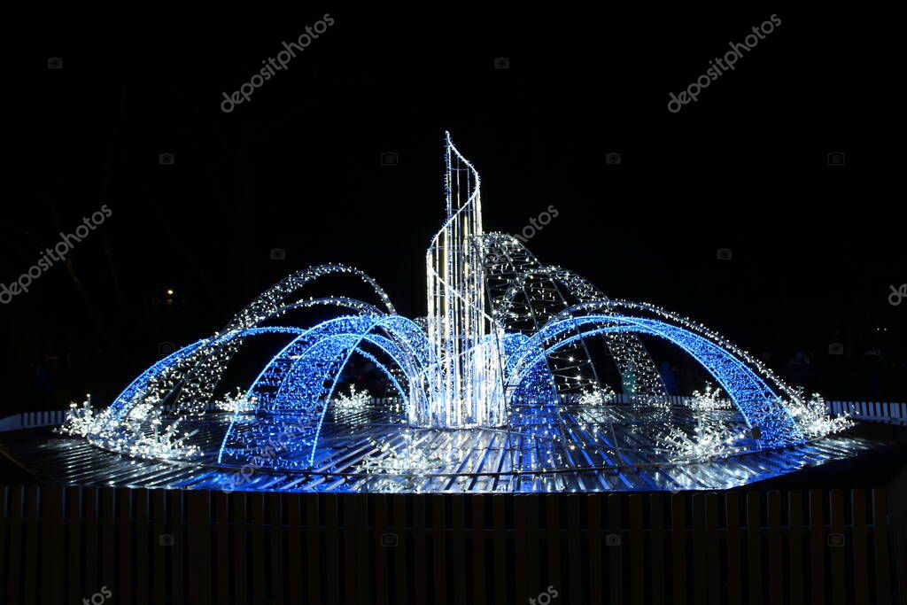 Hermosas luces azules en las vacaciones de Año Nuevo en la noche ...