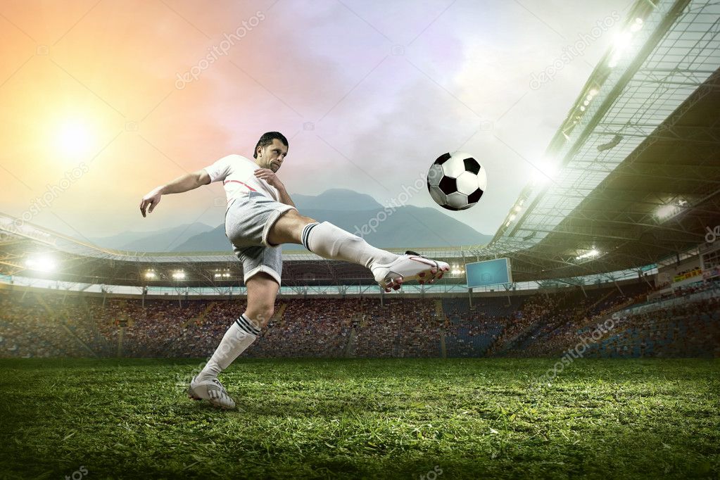 Jugador de fútbol con pelota — Foto de stock #54463867 © yuran78