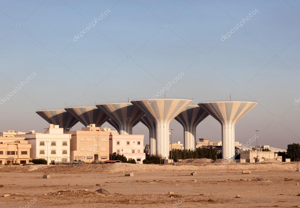 Torres de agua en Dahiya Abdullah Mubarak. Kuwait, Oriente Medio — Foto ...