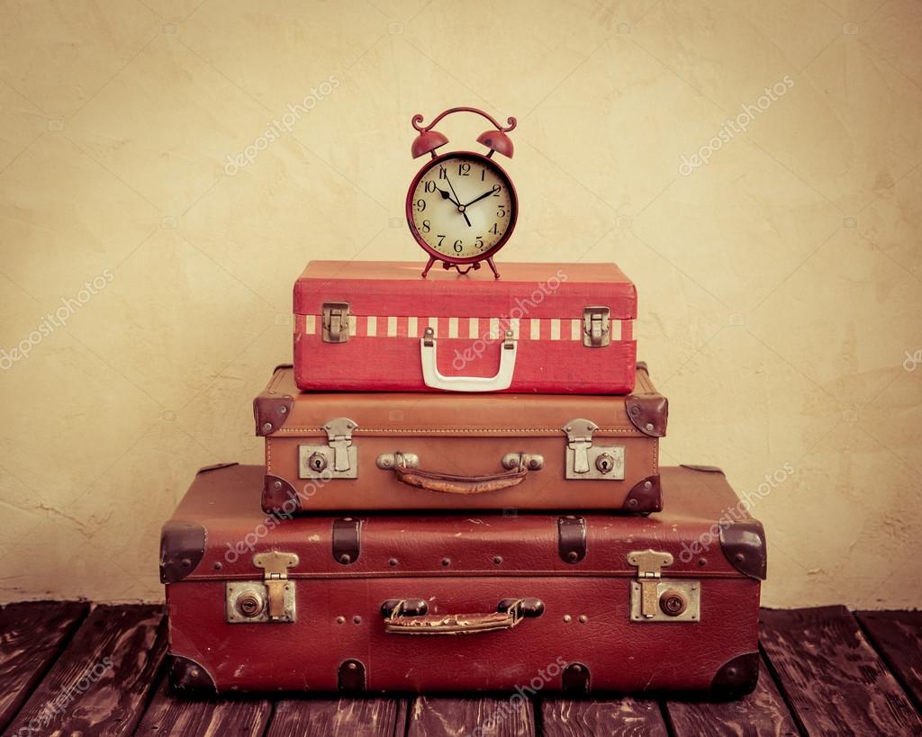 Clock on classic leather suitcases. — Stock Photo © Yaruta #82762780
