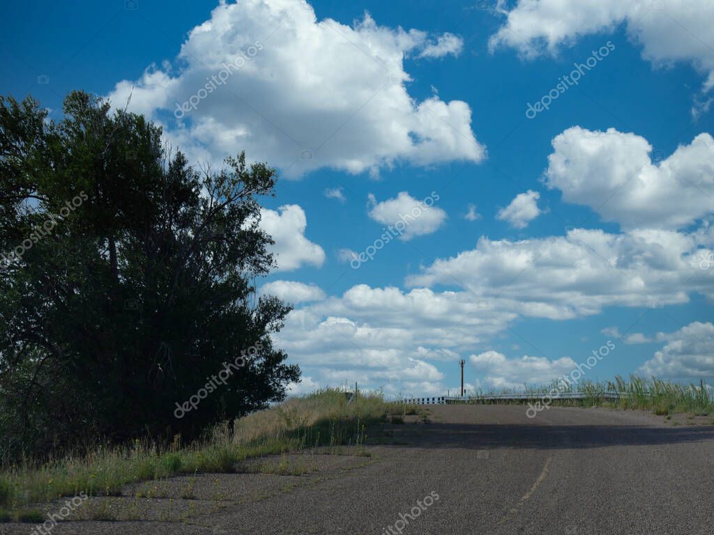 Vista de la ruta 66 en Nuevo M xico, con hermosas nubes en los cielos 2024