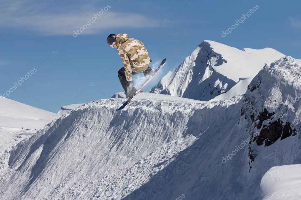 Летающий сноубордист в горах. Экстремальный зимний спорт #95995046 ...
