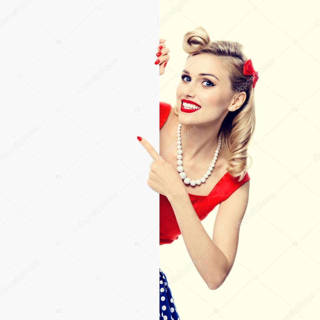 mujer en pin-up vestido de estilo, mostrando letrero en blanco 2024
