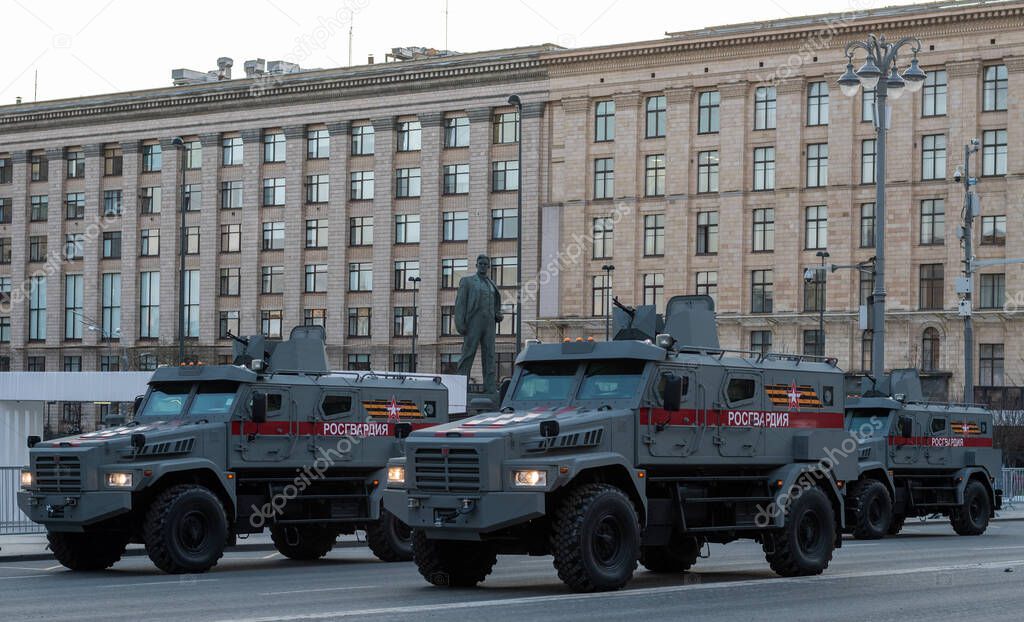 30 de abril de 2021 Mosc , Rusia. Patrulla de coches blindados de la Guardia Nacional Rusa en la ...