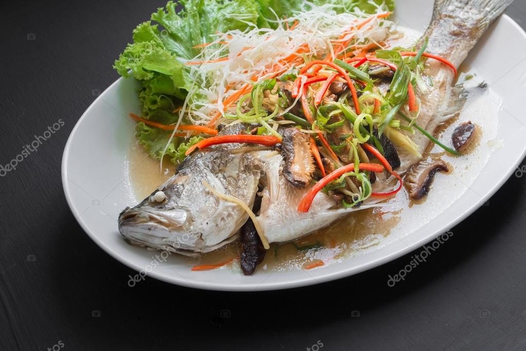 Platos de pescado - Pargo al vapor Pescado en salsa de soja. Alimentos ...