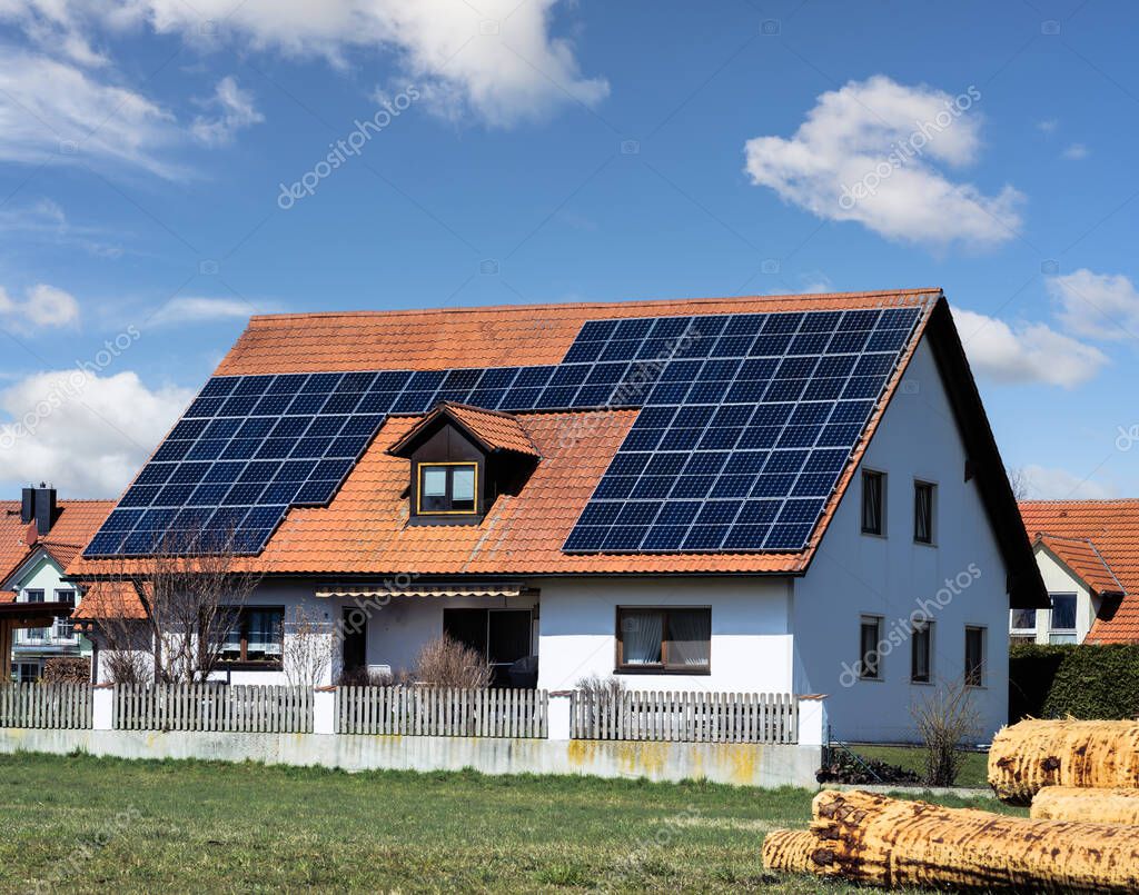 Casa moderna con c lulas solares fotovoltaicas en el techo para la producci n de energ a ...