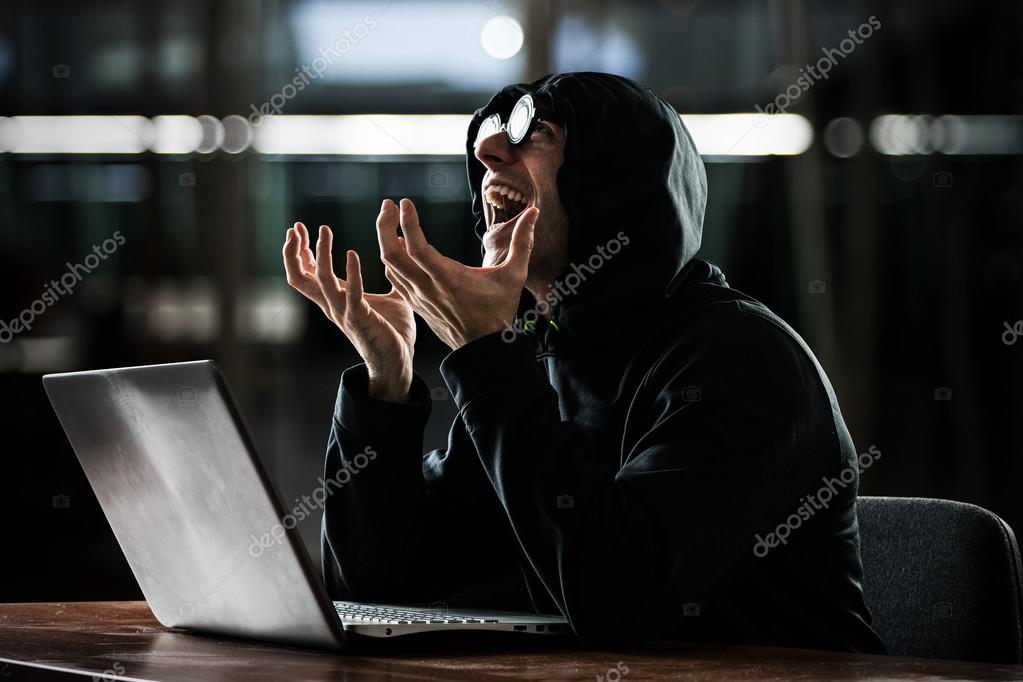 Nerd delante de la computadora — Foto de stock #101089310 © minervastock