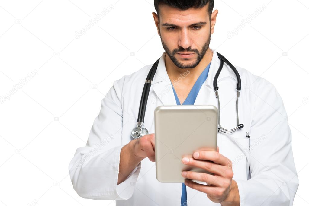 Médico usando una tableta 2022