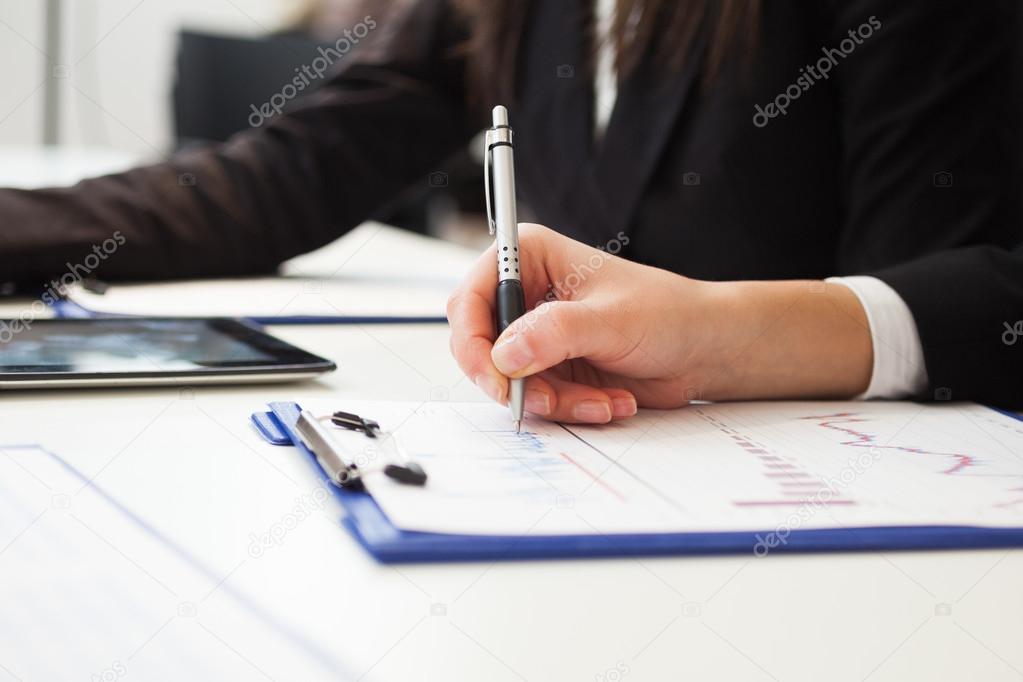 Mujer tomando notas durante la reunión — Foto de stock #55960931 ...