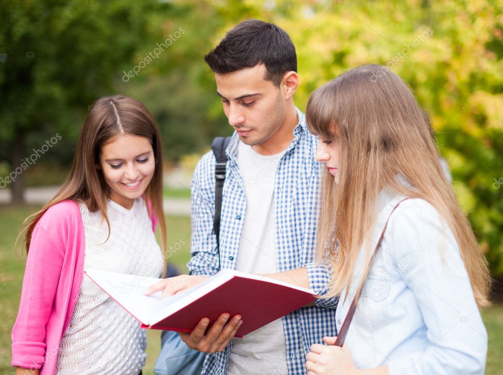 Estudiantes leyendo un libro: fotografía de stock © minervastock ...