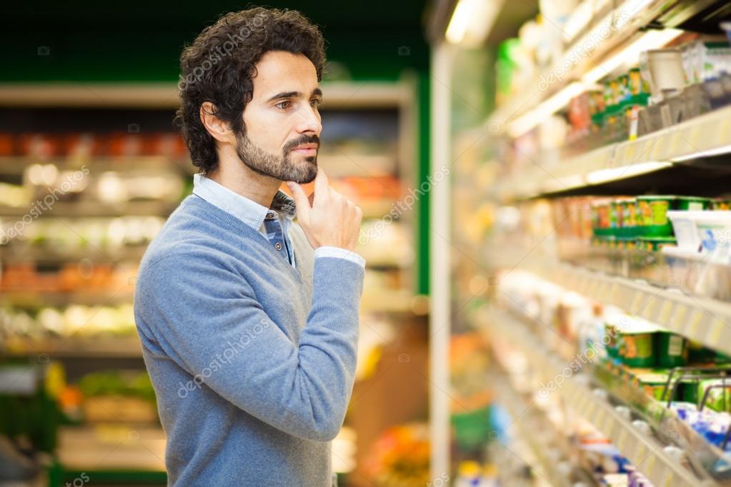 Мужчины покупки в супермаркете стоковое фото ©minervastock 72032617