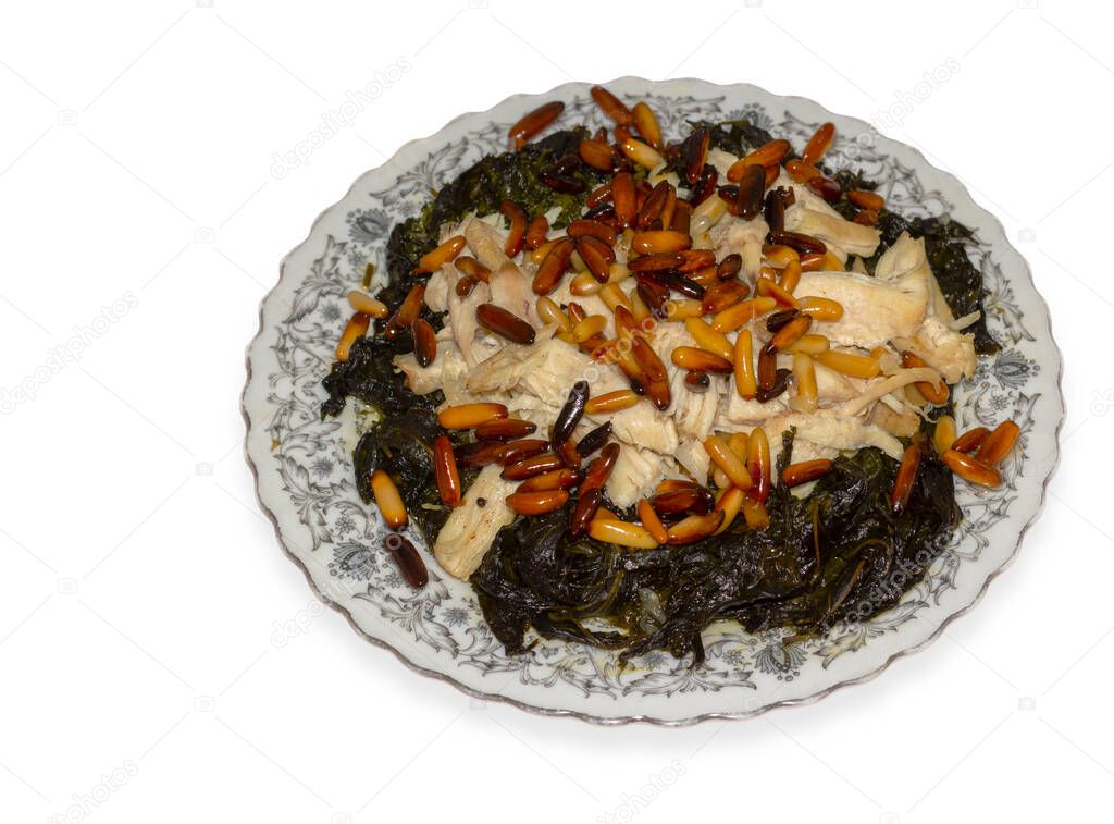 Un plato de Molokhiya con carne de pollo servida con pan. una comida ...