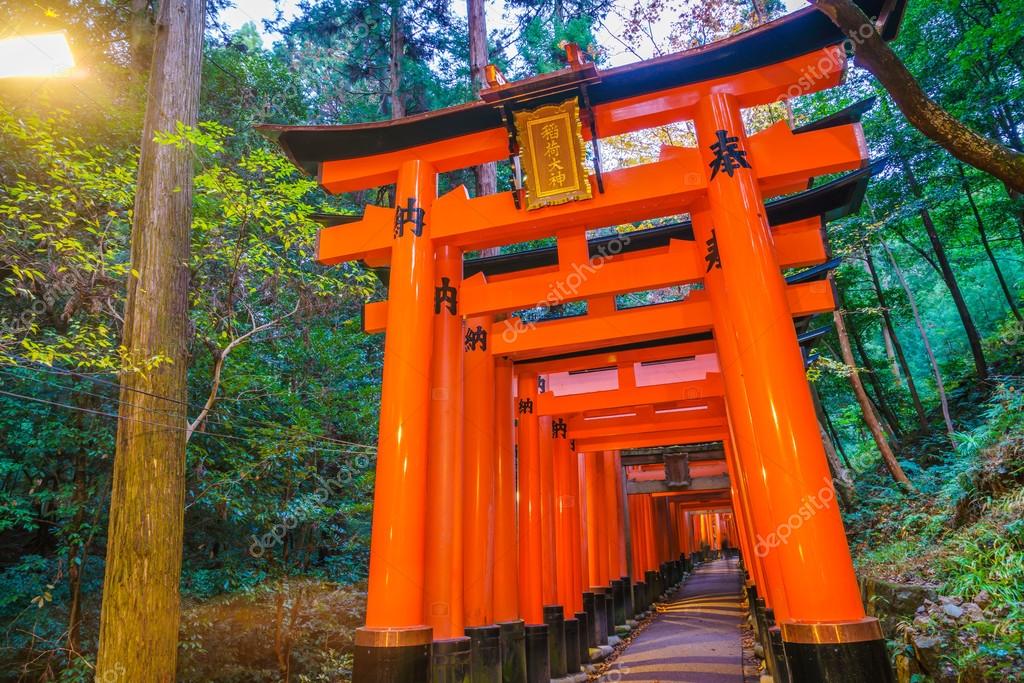 Porte Tori Rouge au Temple du Sanctuaire Fushimi Inari à Kyoto, Japon ...