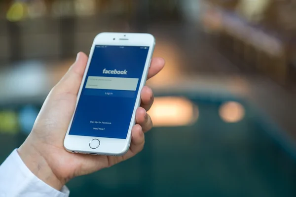 Man holding iphone Stock Photos, Royalty Free Man holding iphone Images ...