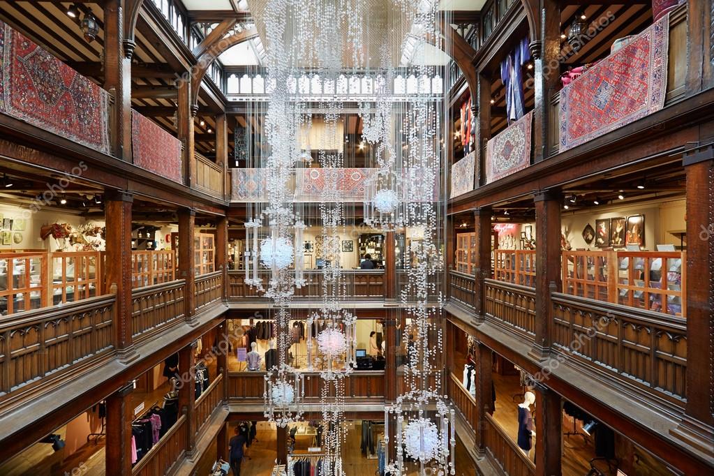 Liberty, luxe warenhuis interieur in Londen – Redactionele stockfoto ...