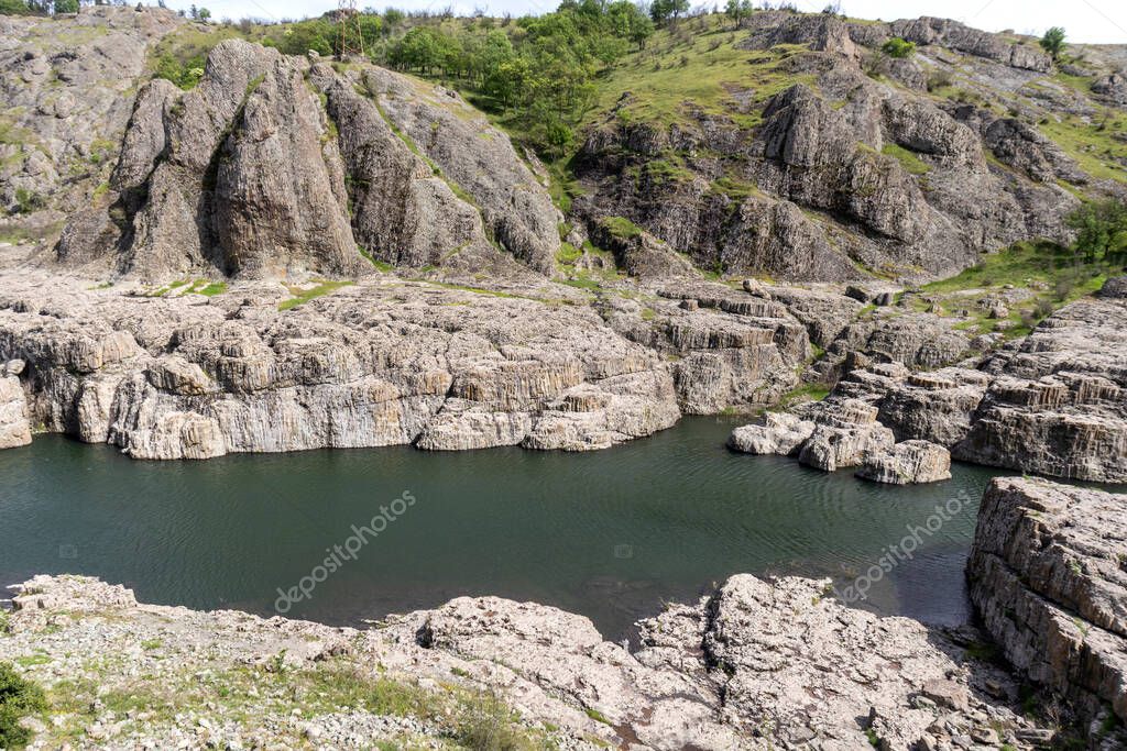 Sheytan Dere (Shaitan River) Cañón bajo la presa del embalse Studen ...