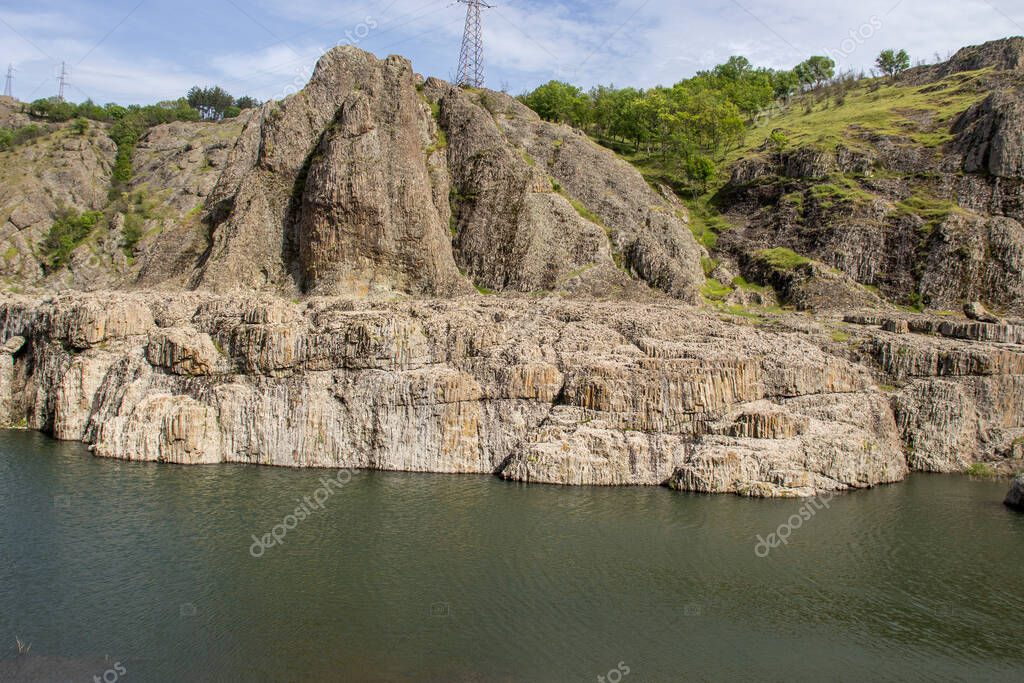 Sheytan Dere (Shaitan River) Cañón bajo la presa del embalse Studen ...