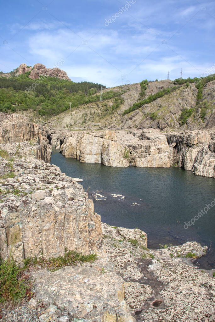 Sheytan Dere (Shaitan River) Cañón bajo la presa del embalse Studen ...