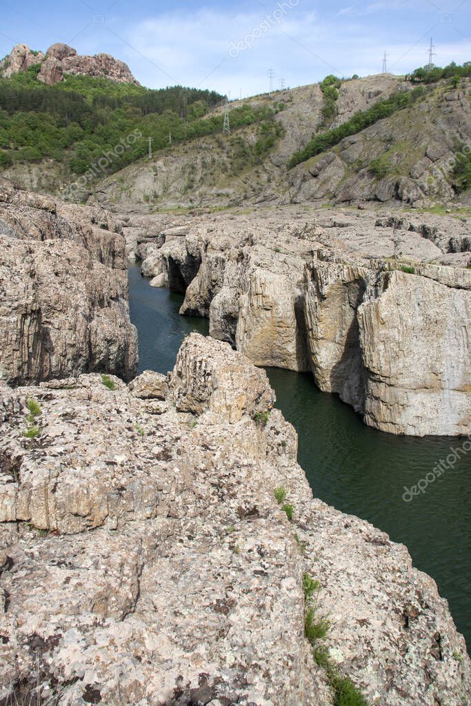 Sheytan Dere (Shaitan River) Cañón bajo la presa del embalse Studen ...